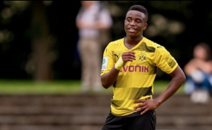Wunderkind Moukoko (13) pumpt vor jedem Training denselben ...