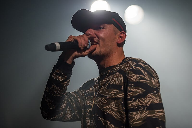 Capital Bra Schreibt Minuten Vor Dem Auftritt Neuen Song Und Alle
